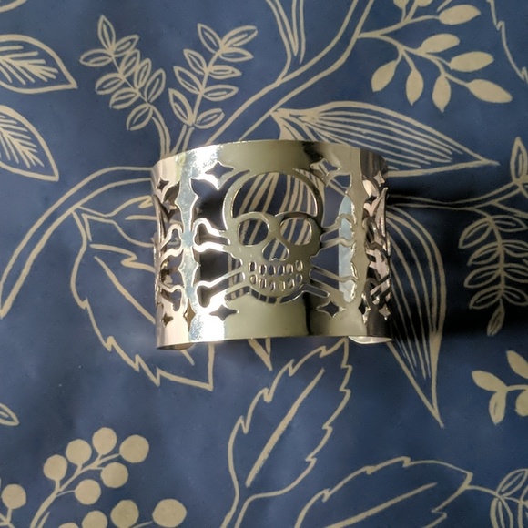 Hot Topic | Jewelry | Nwot Gold Bendable Skull Halloween Cuff Bracelet ...